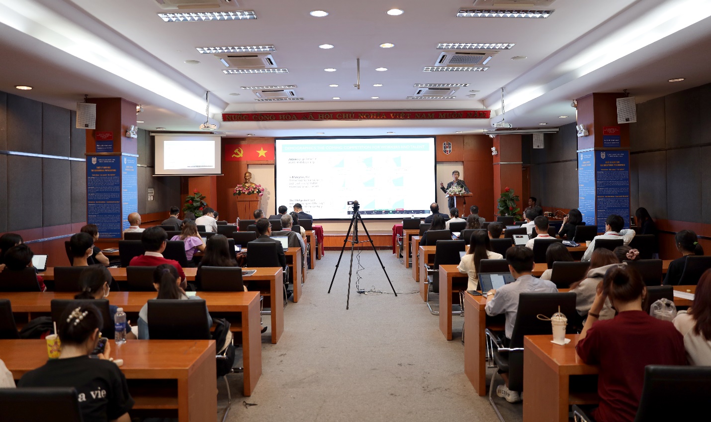 Khai mạc Diễn đàn Việt Nam về Các vấn đề kinh tế toàn cầu năm 2023 ...