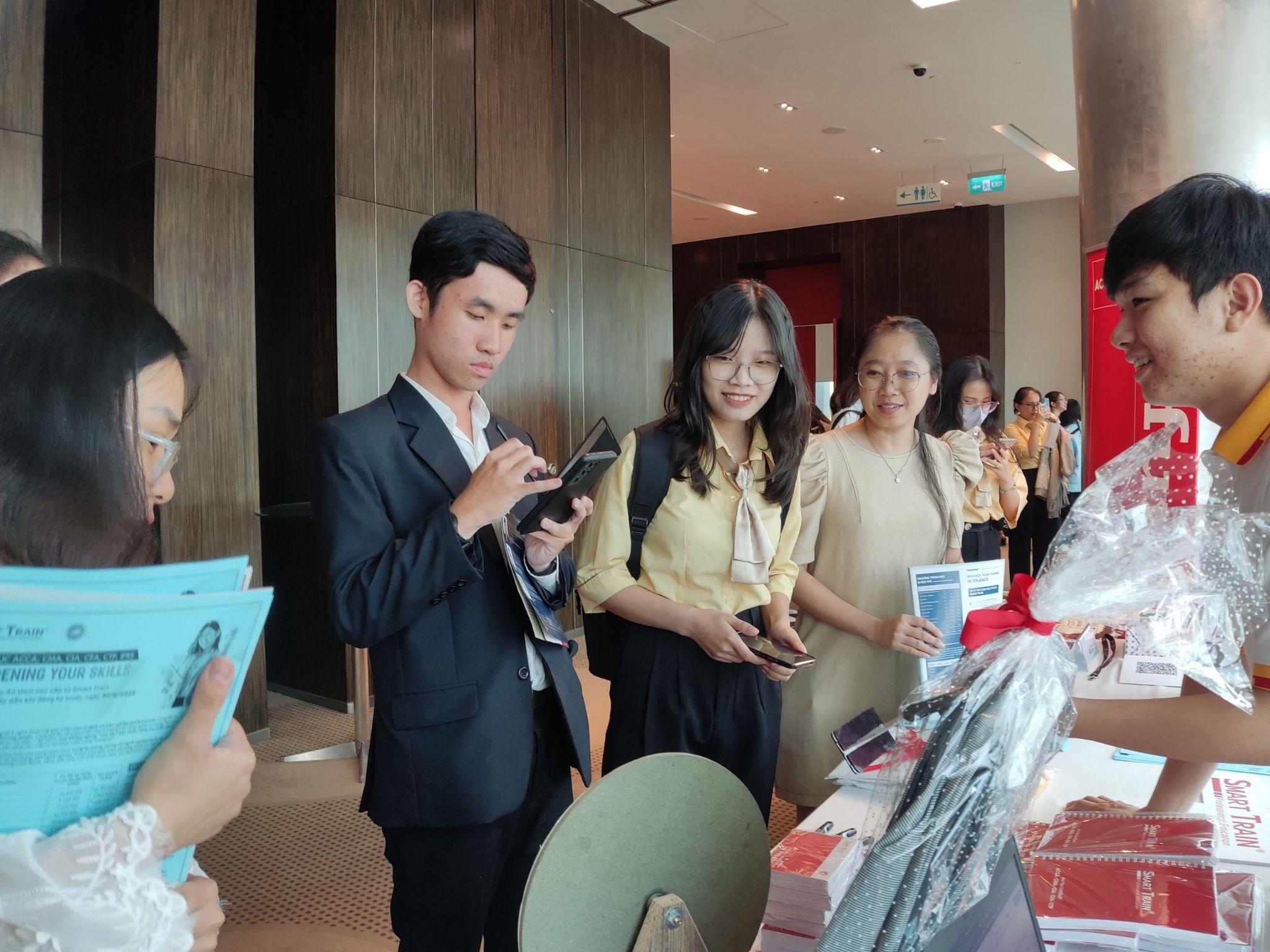 SINH VIÊN KHOA KẾ TOÁN – KIỂM TOÁN THAM GIA CHƯƠNG TRÌNH “EY CAREER ...