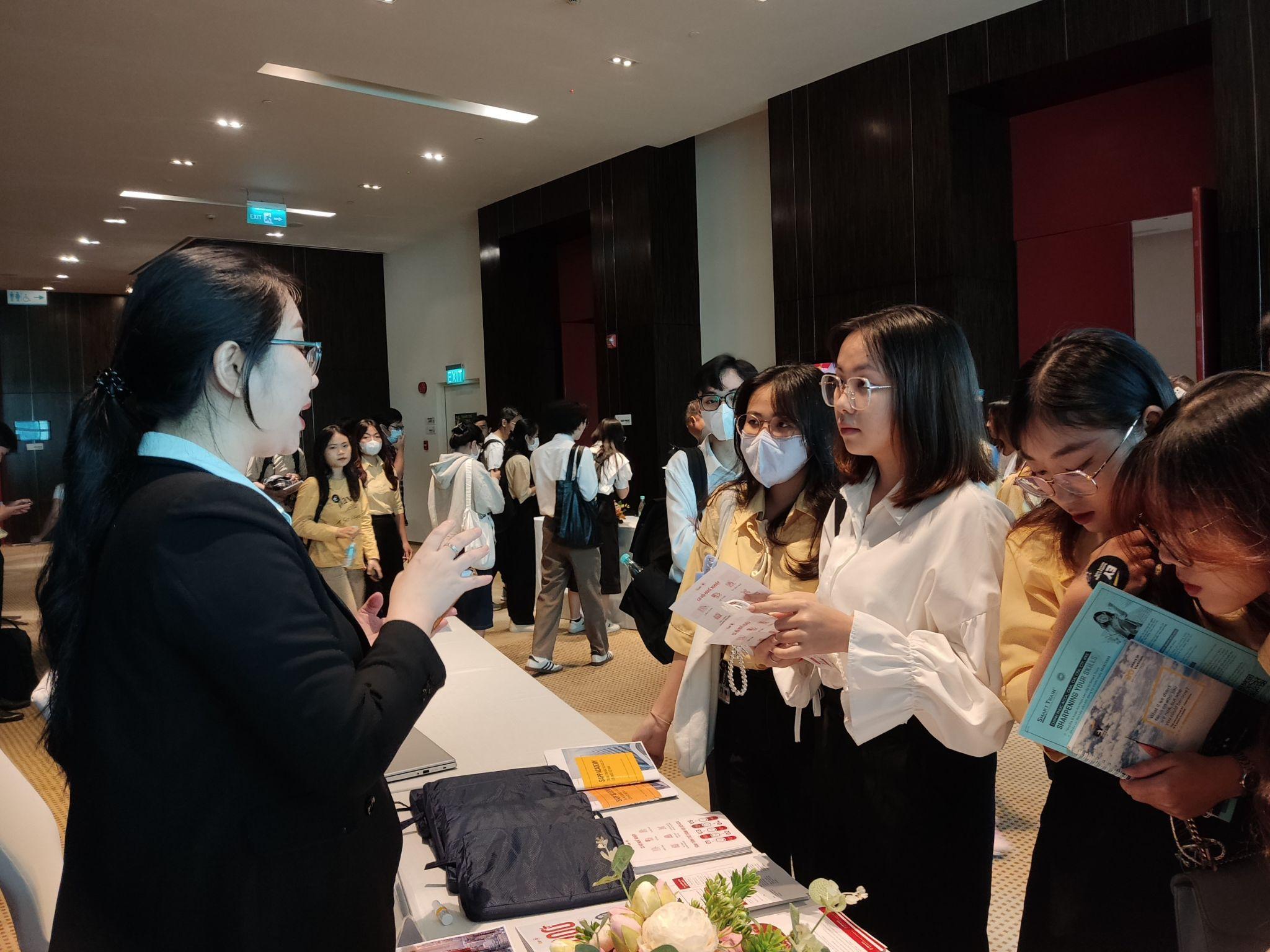 SINH VIÊN KHOA KẾ TOÁN – KIỂM TOÁN THAM GIA CHƯƠNG TRÌNH “EY CAREER ...